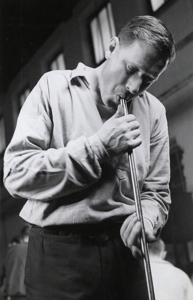 Orrefors glasbruk. Glasblåsare Torsten Persson i fullt arbete ...