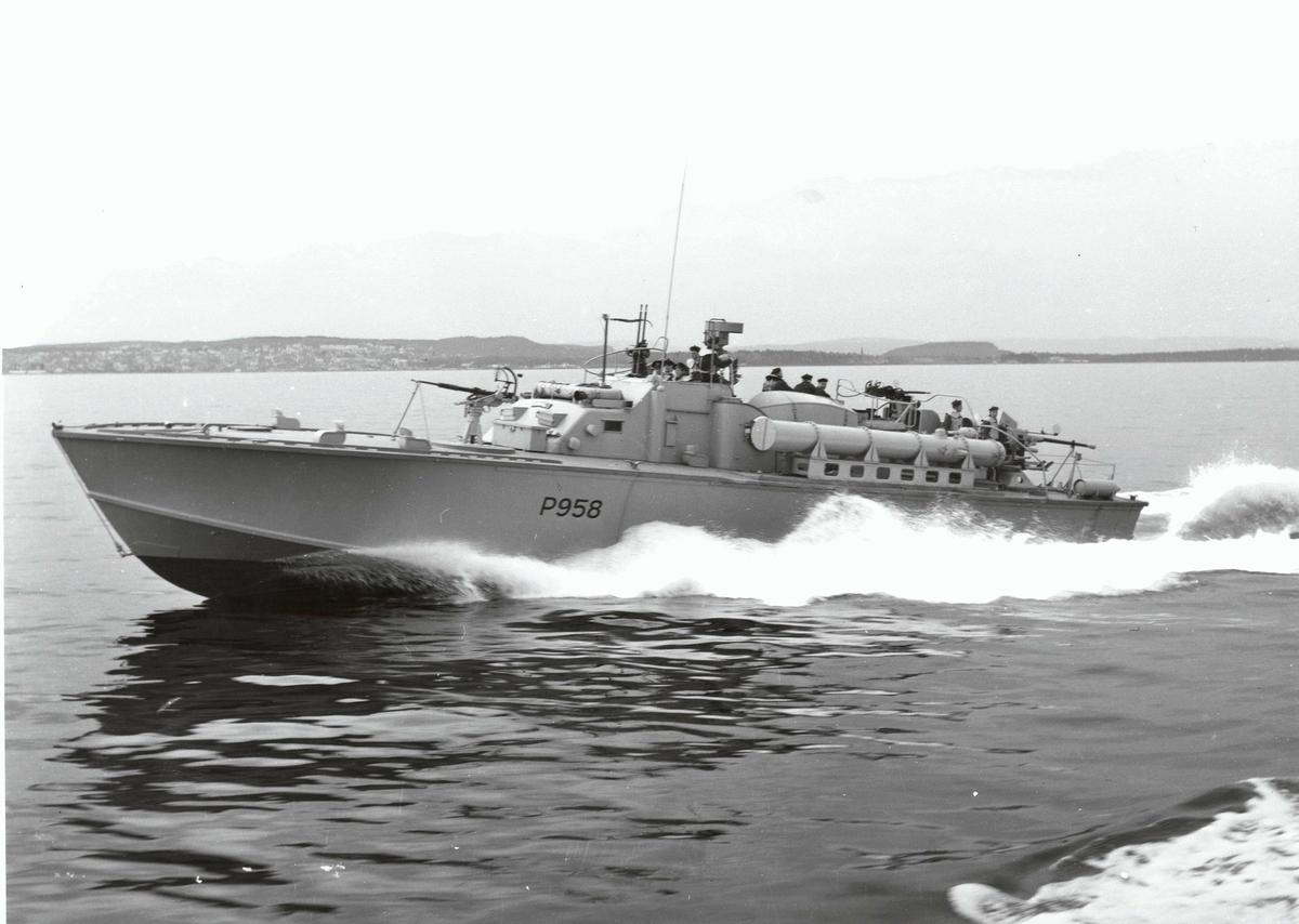 Motiv: Elco-kl. MTB KNM HVAL (P 958) - Babord bredside i fart ...