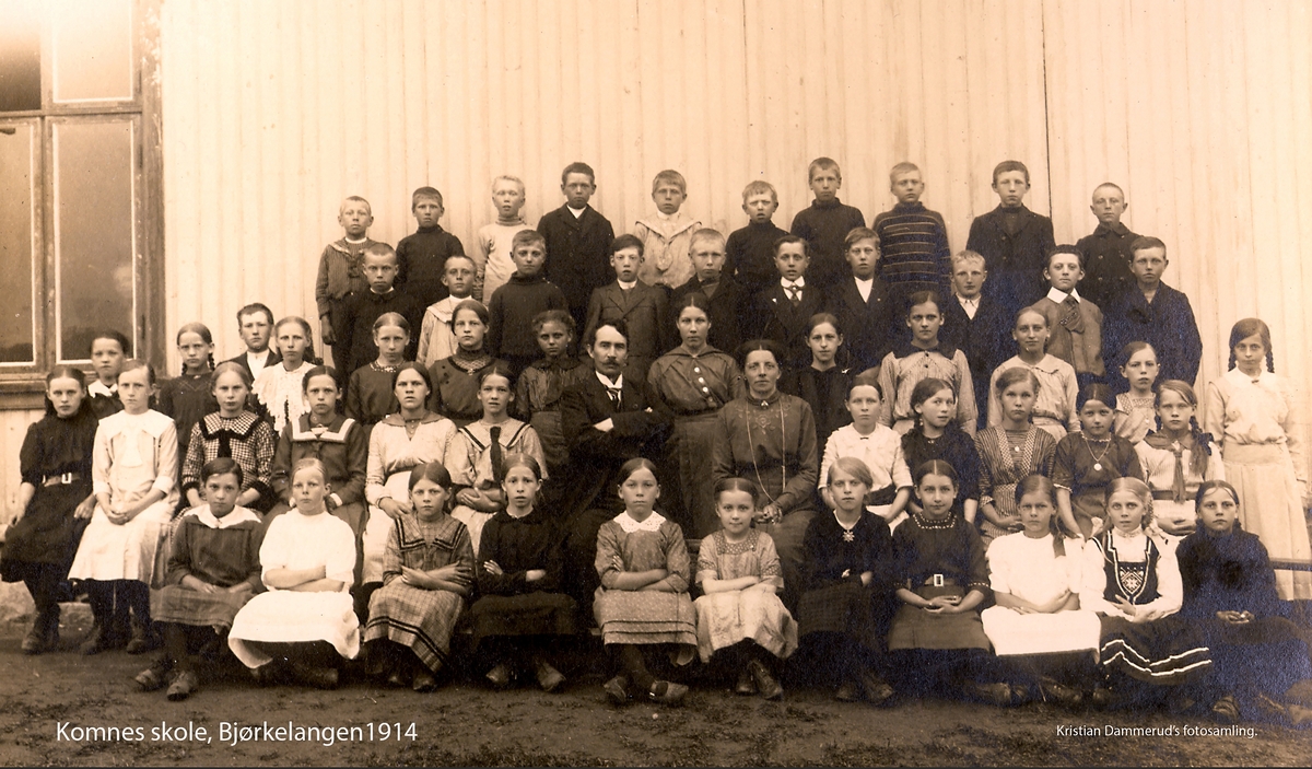 Elever og lærere på Komnes skole på Bjørkelangen i 1914 - Museene i ... Elever og lærere på Komnes skole på Bjørkelangen i 1914 - Museene i ...