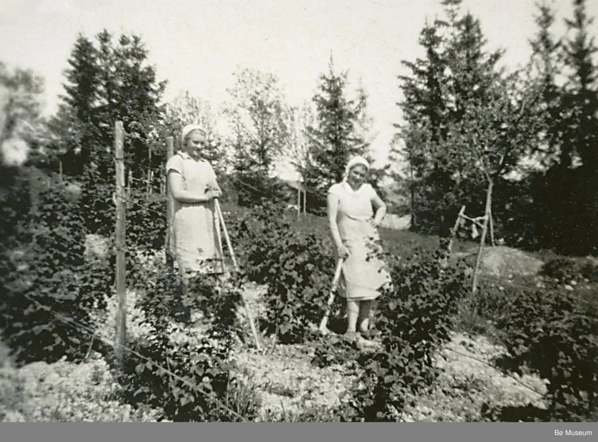 Kari Kleppen og Aasta Torstveit på Kleppen - Bø Museum / DigitaltMuseum