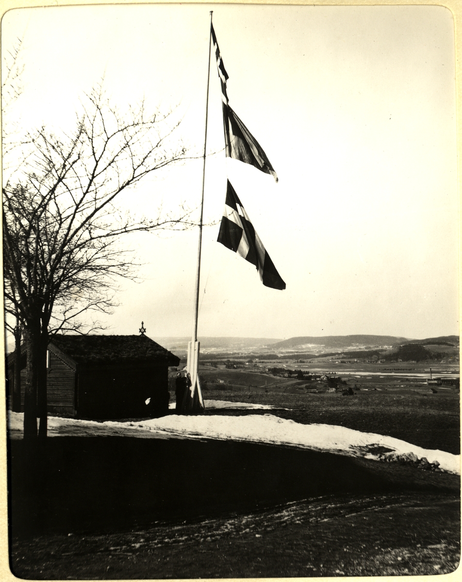 Flaggstang med tre flagg ved uthus på Strøm gård( Vestre Strøm gård i ...