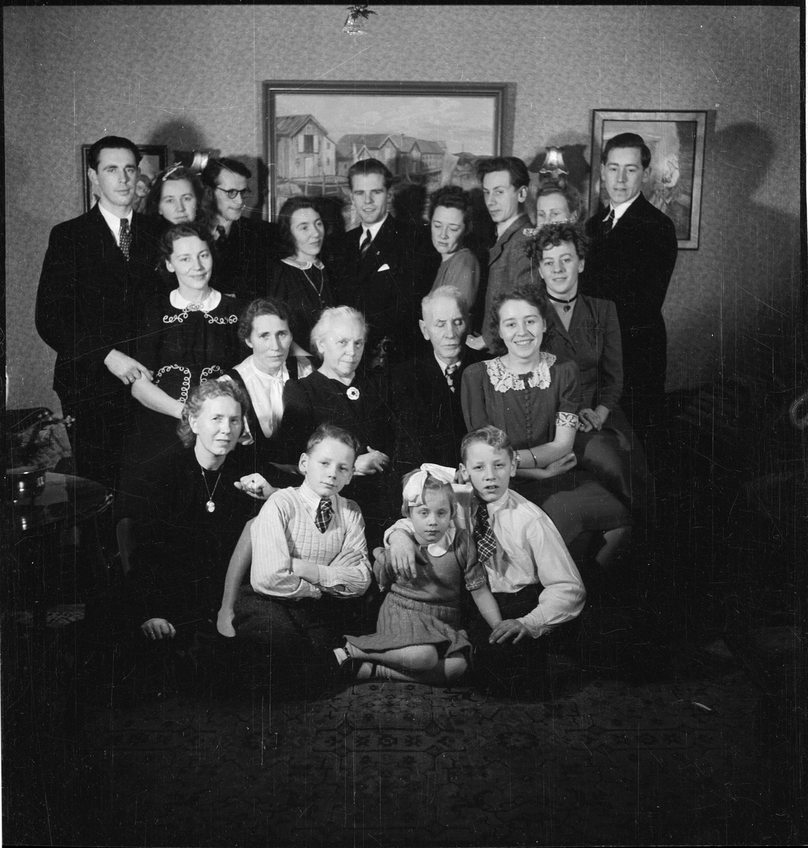 Familien Seglem samlet i en stue. Hendrik Seglem og Sara Anderssen med ...