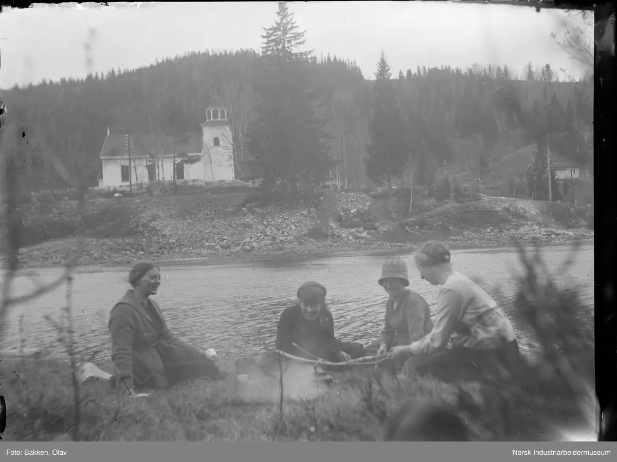 Fire kvinner koker kaffe på bål ved Bakkehølen. Gransherad kirke i ...