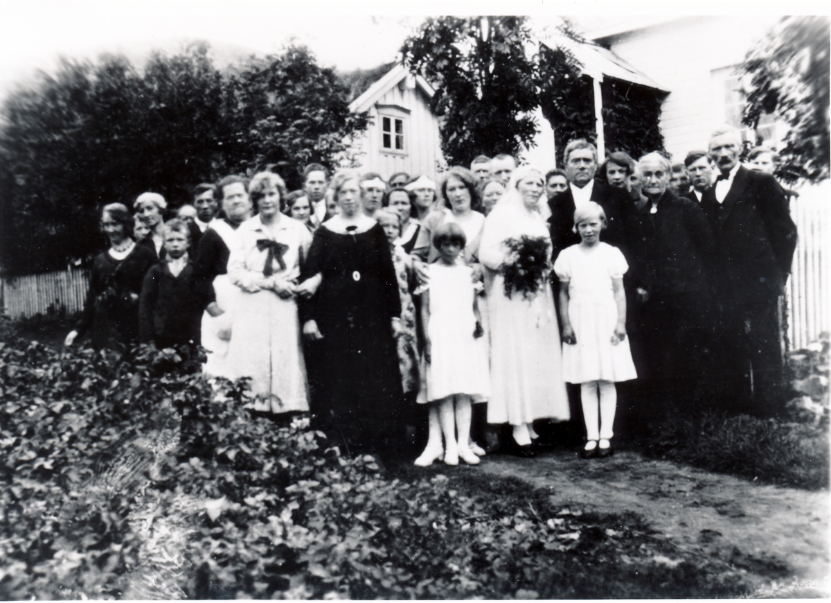Brudeparet Johan Wilsgård f.1871 i Kongsnes og Agnes Dahl Johansen f ...