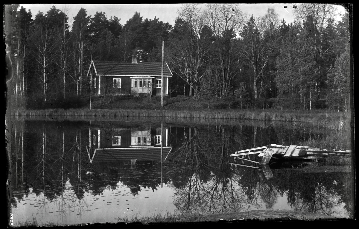 Hus framför sjö - Västergötlands museum / DigitaltMuseum