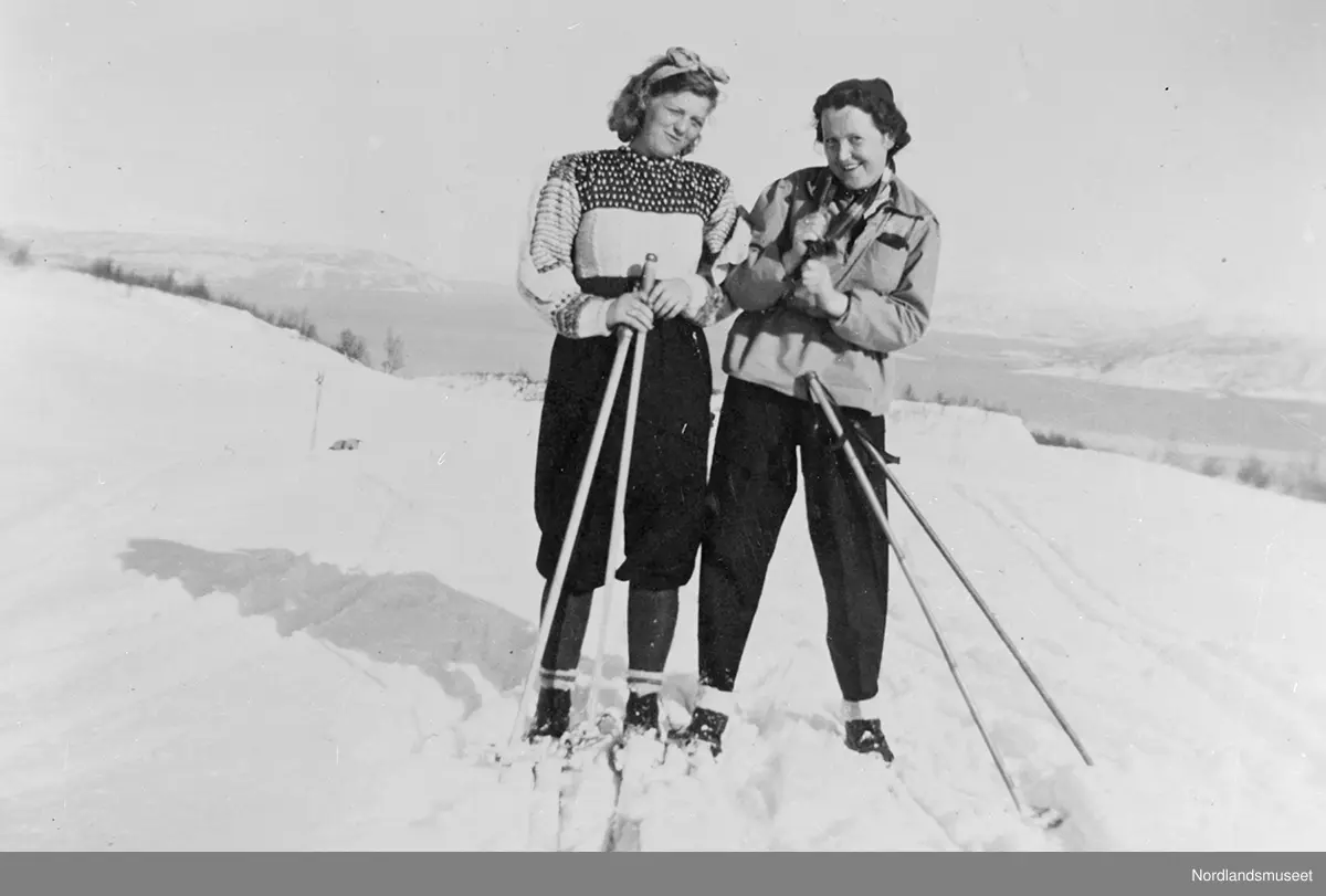 Bildet viser Solveig Sletteng og Molla Johnson på ski i Håfjell ...