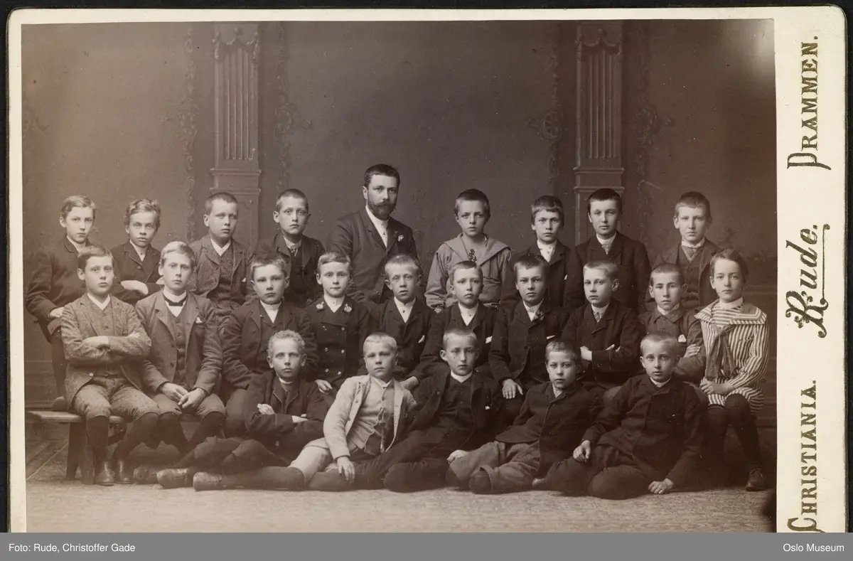 Hans Herman Krag Hougen med en klasse på Aars & Voss skole. - Oslo ...