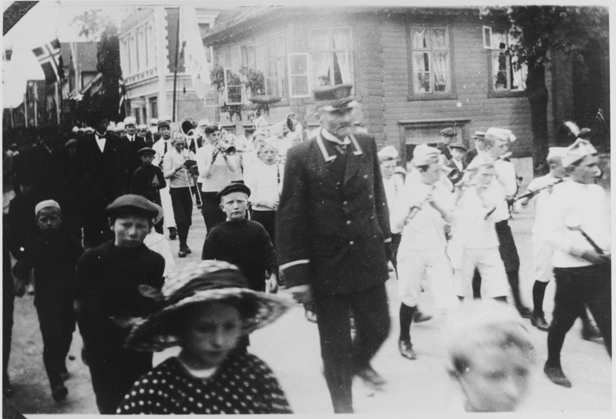 17. mai, ca. 1918. Egersund, Strandgaten i krysset ved ...