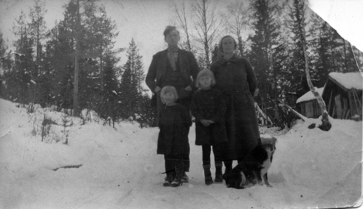 Theodor og Signe Karlsen. Gerd og Kristine Karlsen. - Vest-Telemark ...