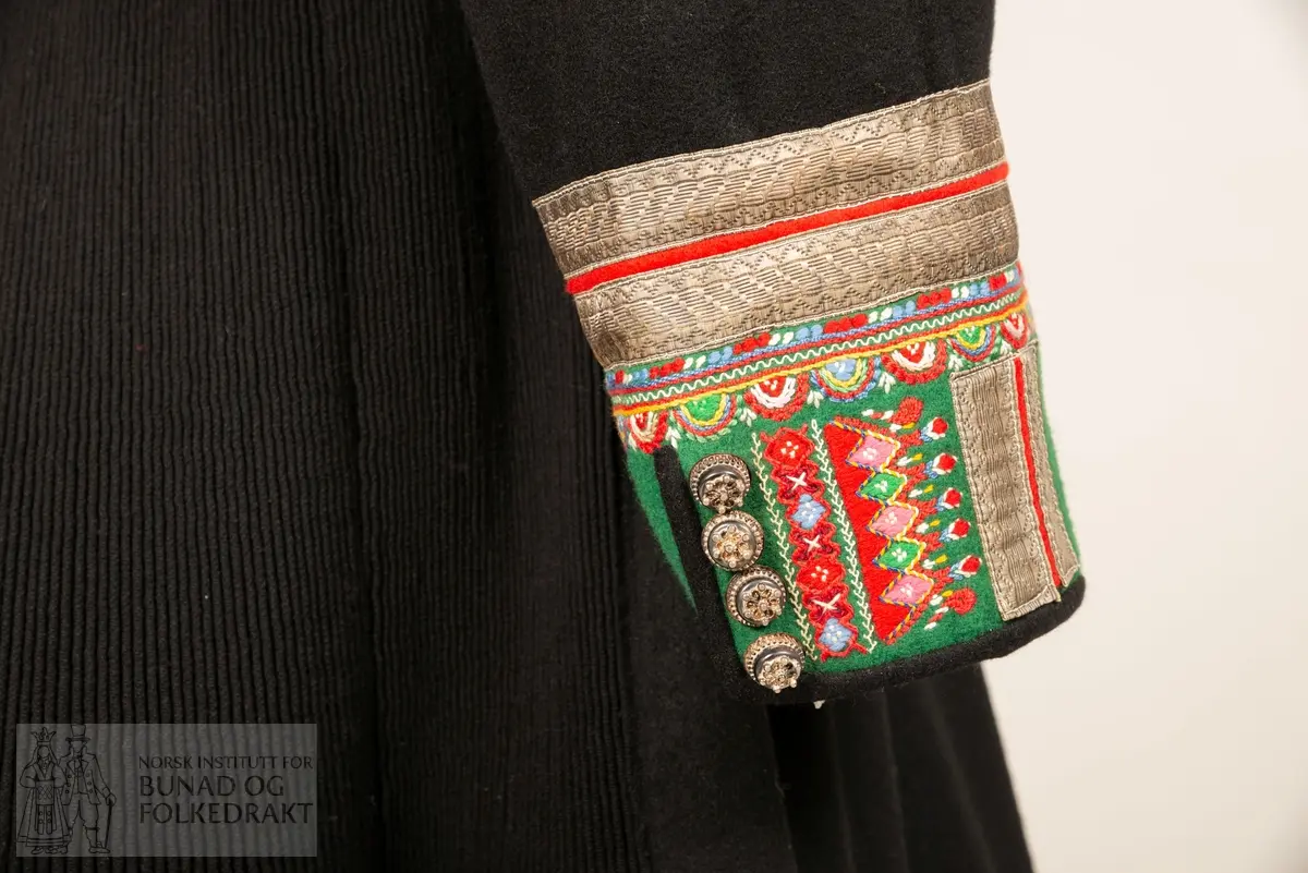 Trøye - Norsk institutt for bunad og folkedrakt / DigitaltMuseum