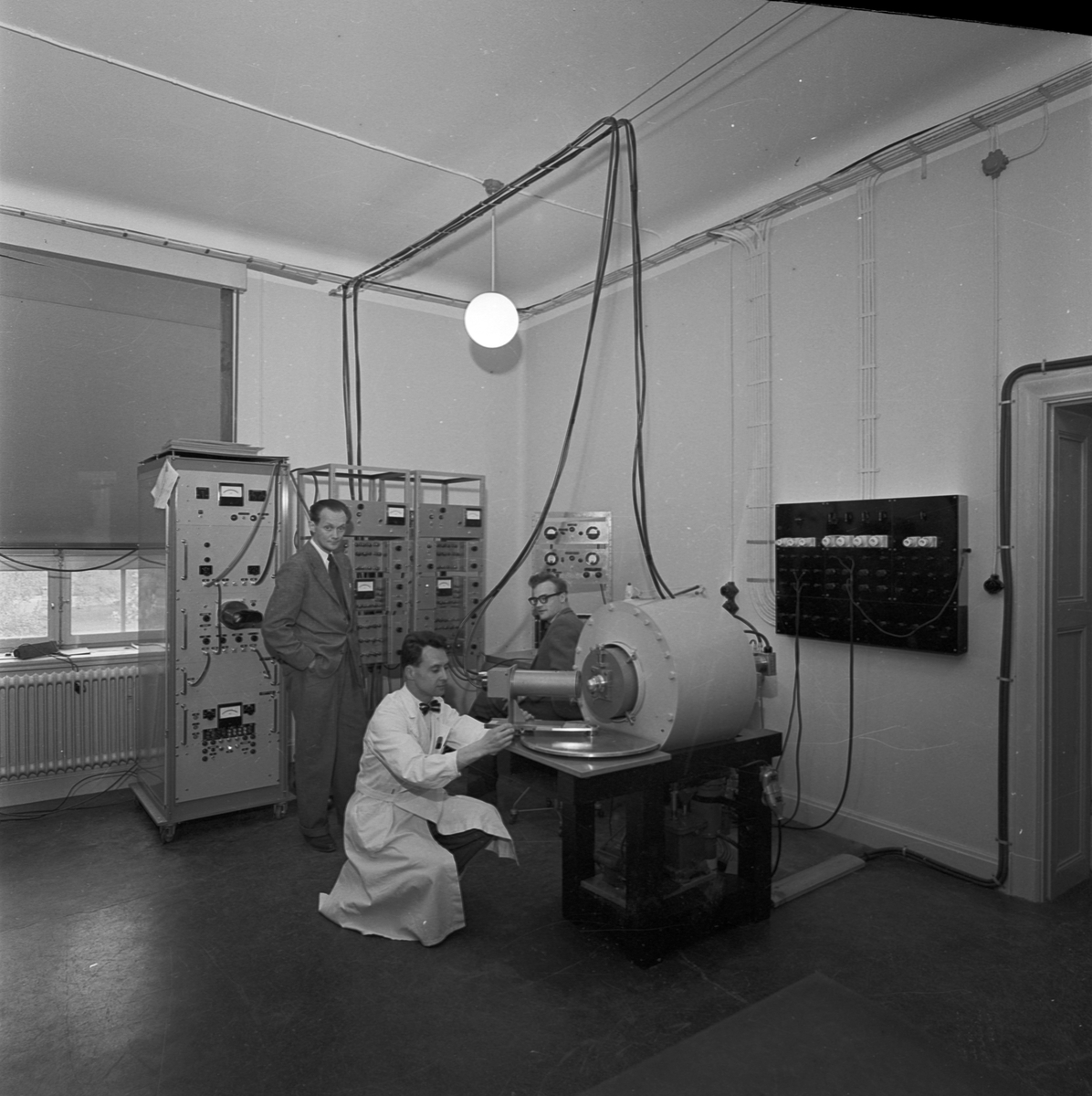 Fysikum, Kai Siegbahn i laboratorium, Uppsala 1957 - Upplandsmuseet ...