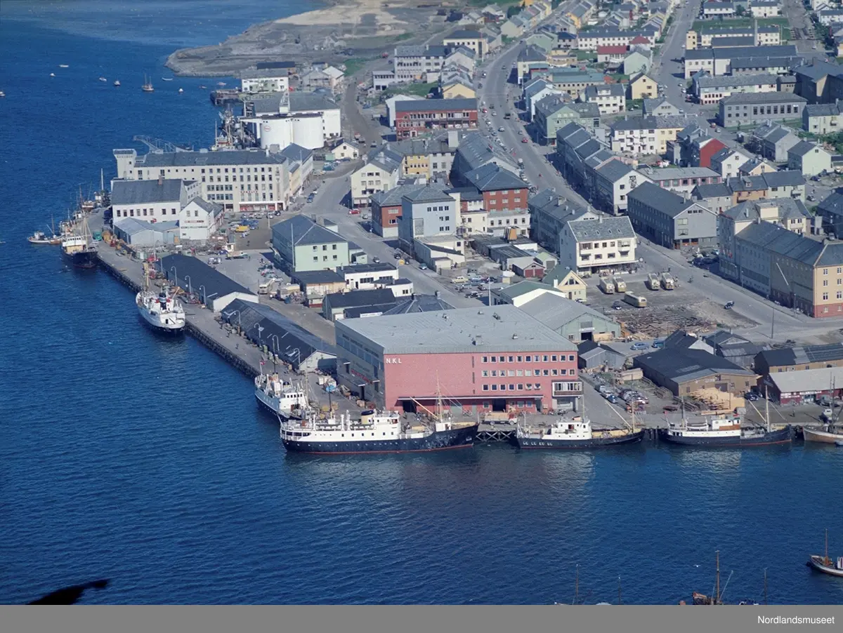 Widerøes flyfoto - skråfoto, farge - over Bodø sentrum med havnen. Den ...