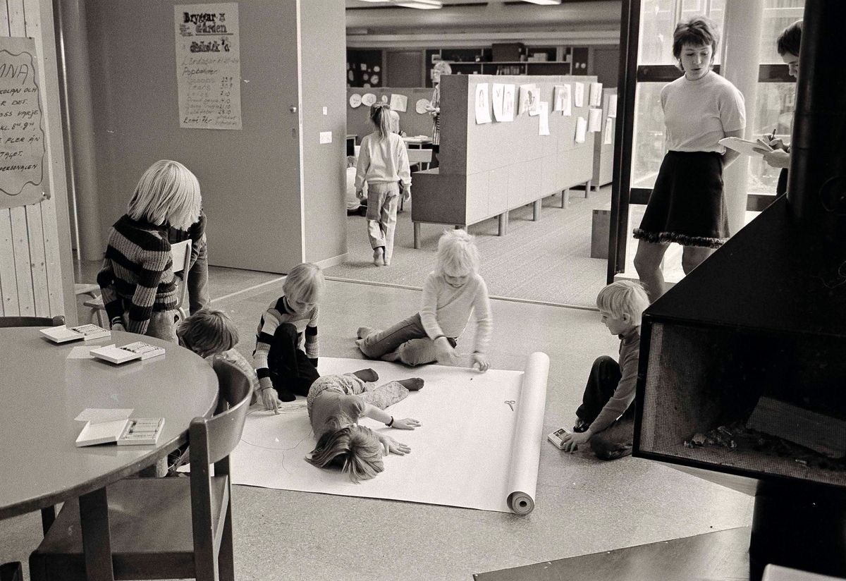 Barn som ritar i Bäckbyskolan, lärare Anna Britta Lundahl, Ulla Norèn ...