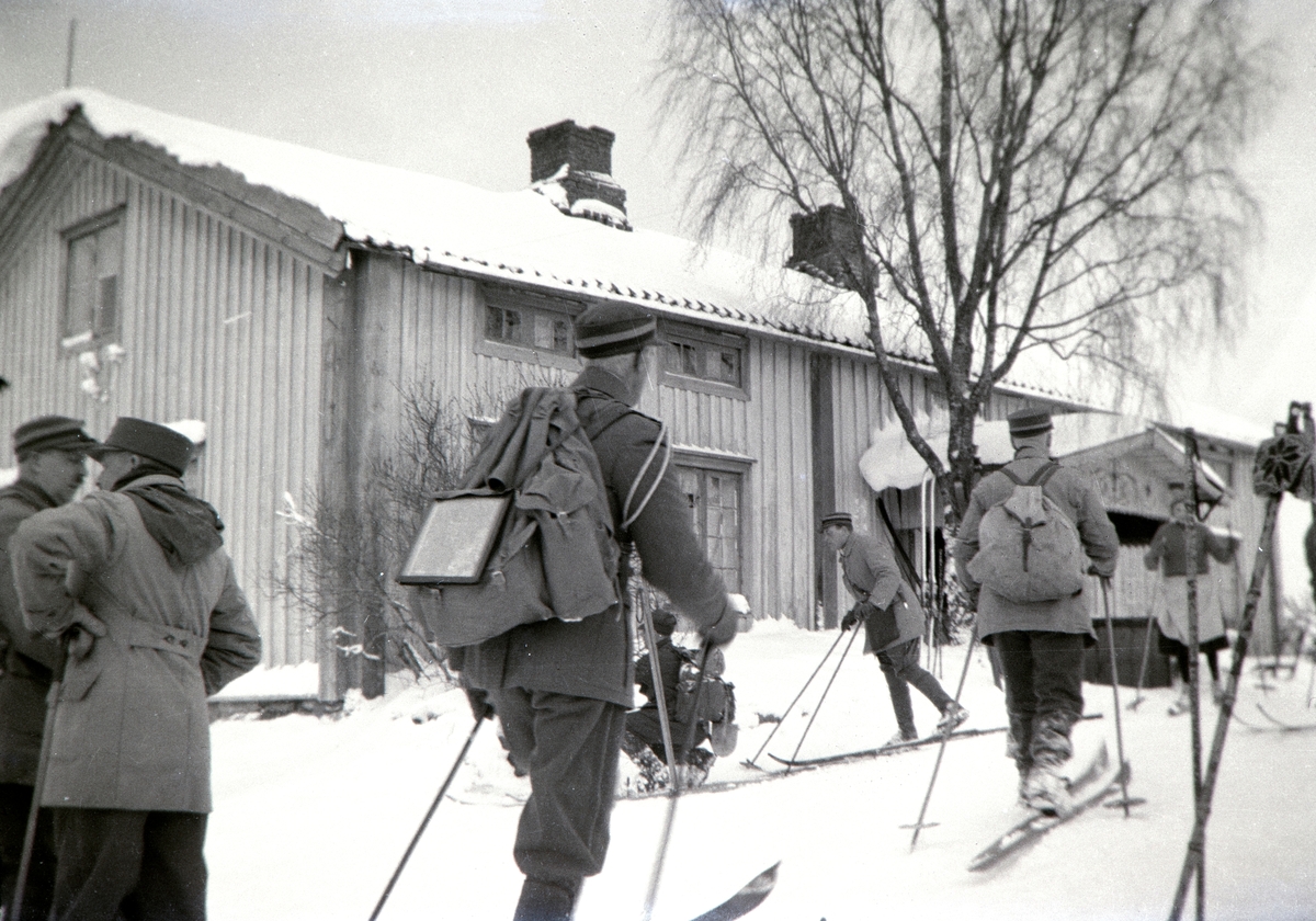 Militærøvelse i Romedal 1937. Vinterøvelse. Kronprins Olav var tilstede ...