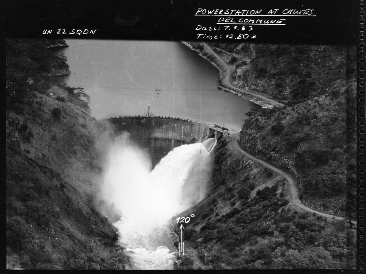 Flygspaningsbild av vattenkraftstation vid vattenfallet Chutes del ...