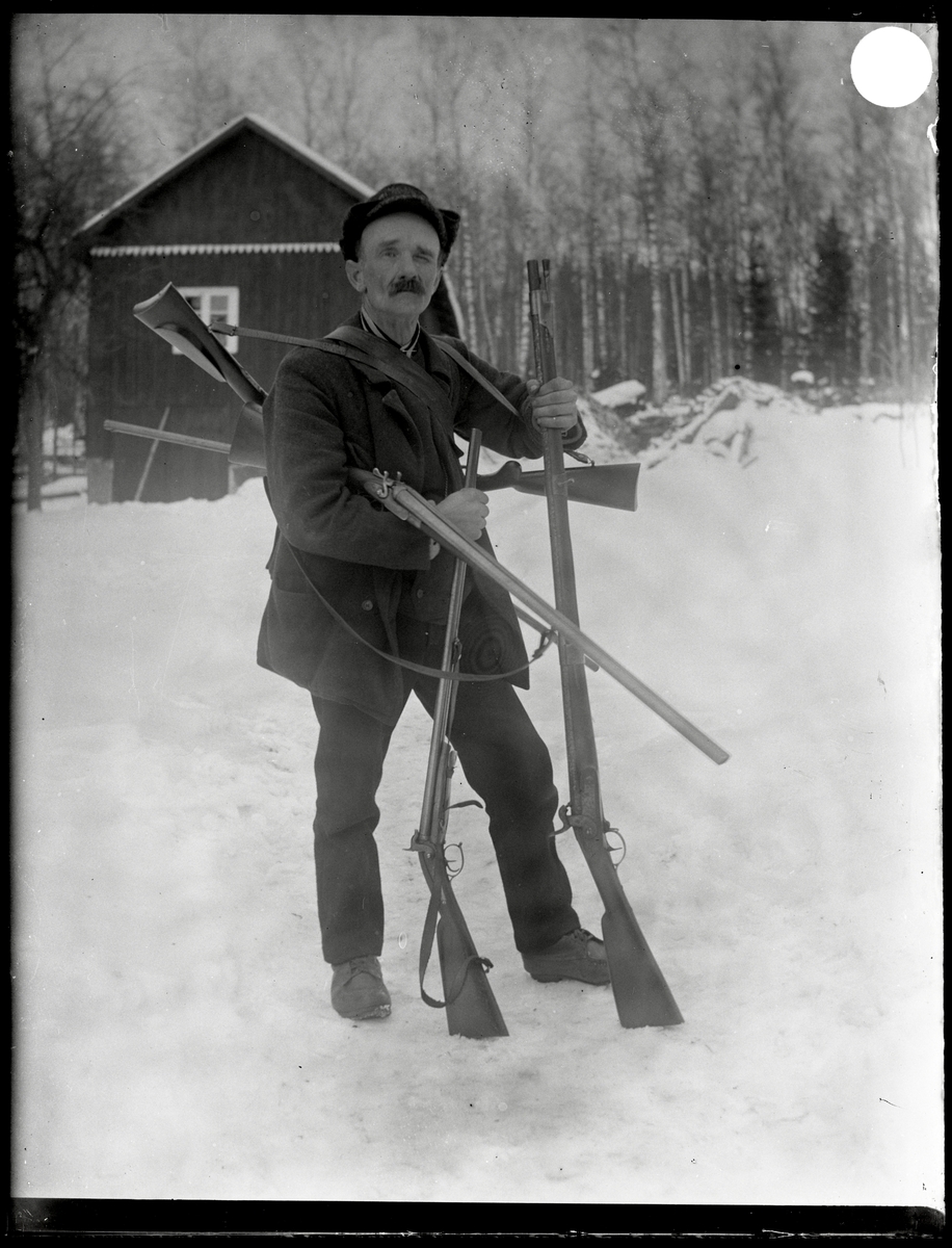 Johan Gustav Jonsson med gevär - Västergötlands museum / DigitaltMuseum