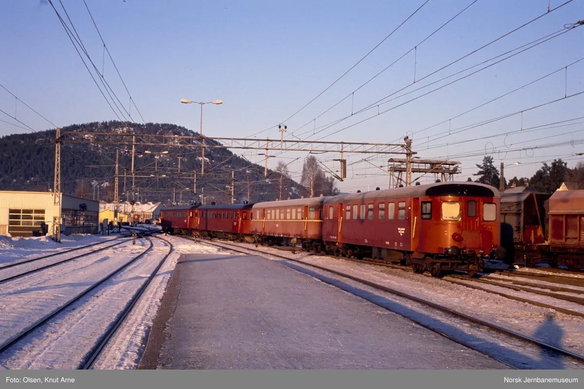 Styrevognene BFS 86 99 (nærmest) og BFS 86 98, og dieselmotorvognene BM ...