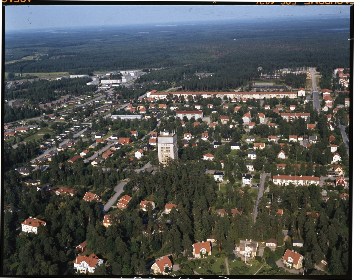 Flygfoto över Surahammar. - Västmanlands läns museum / DigitaltMuseum