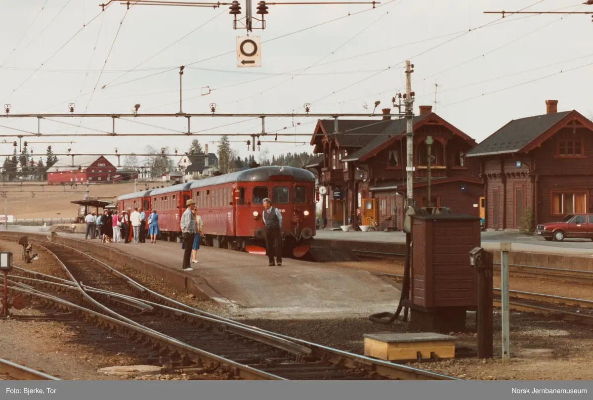 Styrevogn BFS 86, dieselmotorvogn BM 86 10 og BM 86 15 med ekstratog ...