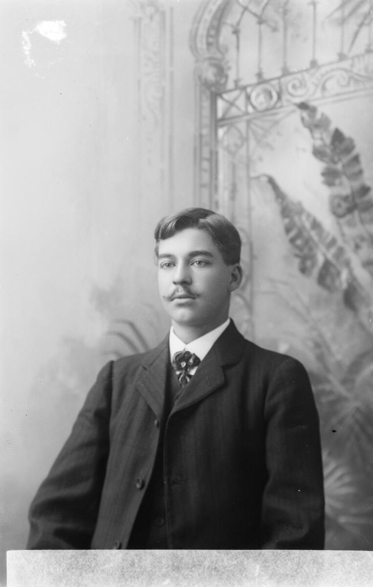 Emil Nilsson; Ingår i porträttsamlingen från Knut Wallins ateljé ...