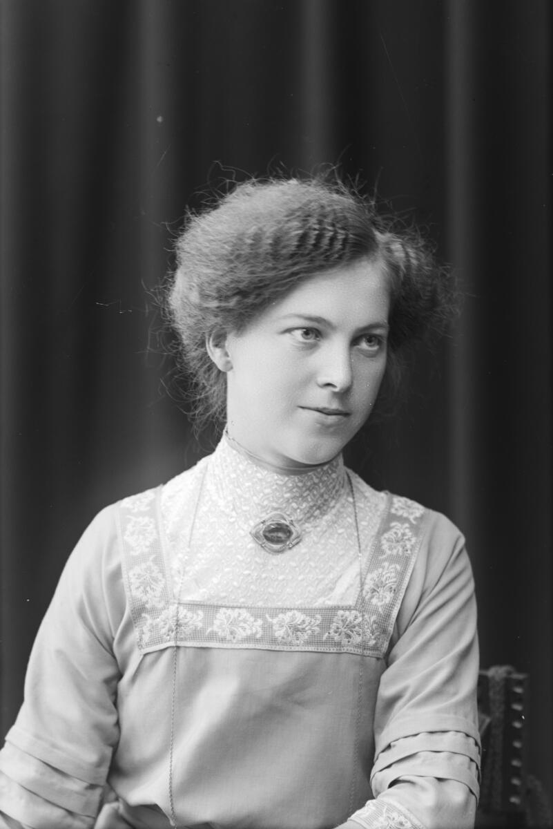 Signe Skoglund; Ingår i porträttsamlingen från Knut Wallins ateljé ...