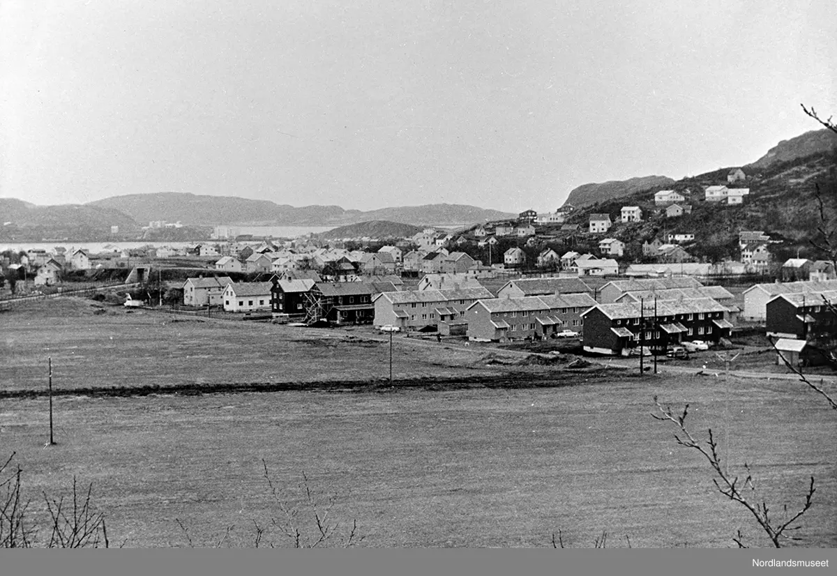 Volden, Rønvik. I forgrunnen, et jorde, Volden midt på bildet ...