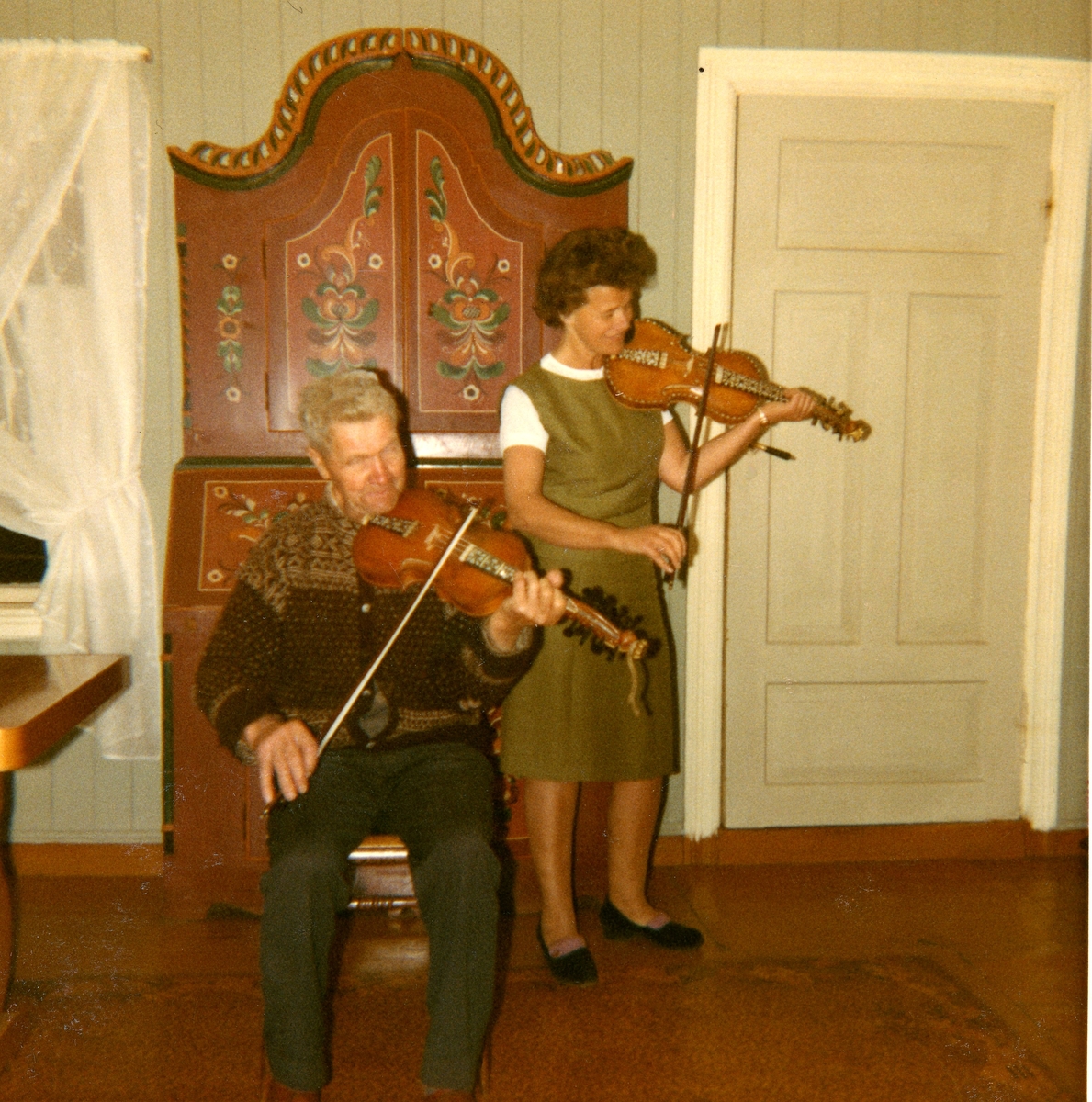 Olav og Guro Rust med fele - Gol bygdearkiv / DigitaltMuseum