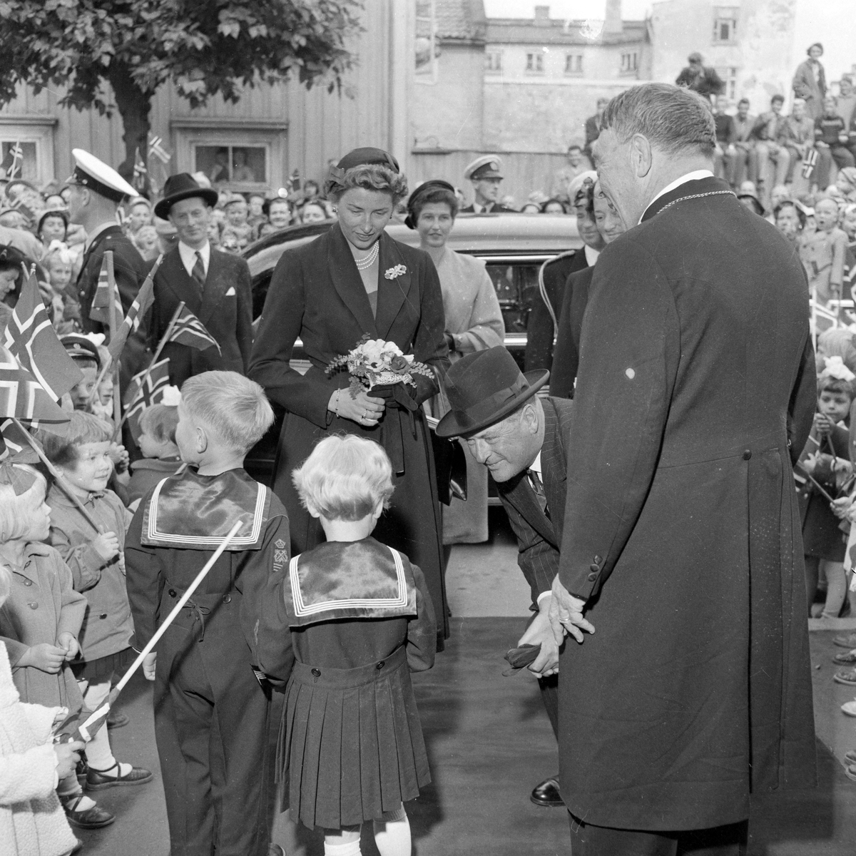 Kronprins Olav og prinsesse Astrid ankommer Barnevernsinstituttet ...