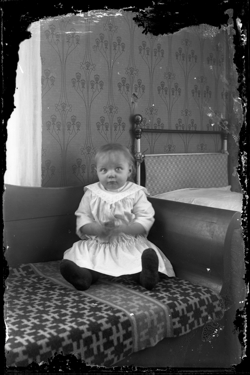 Litet barn - Västergötlands museum / DigitaltMuseum