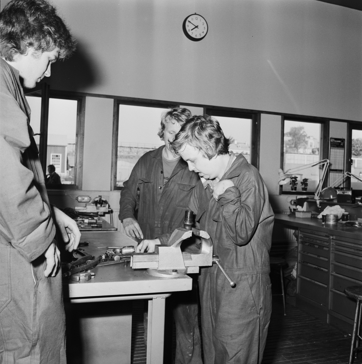 Handikappad ungdom i maskinverkstan - Marinmuseum / DigitaltMuseum