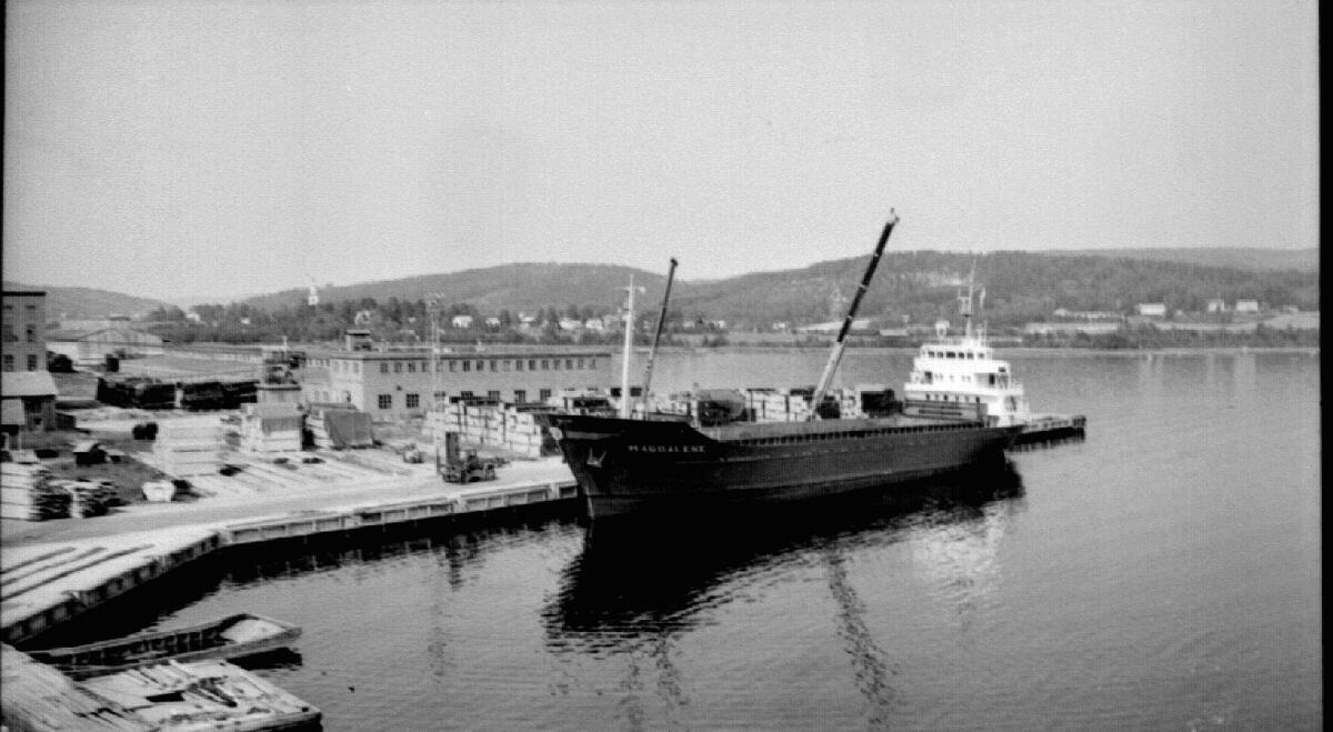 Sågverkskajen i Bollstabruk. Lastfartyget "Magdalene" lastar i Bollsta ...