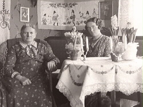 Födelsedagsfirande. "Mor Nilsson" (kom från Trulsa i Åhs) och Edla ...