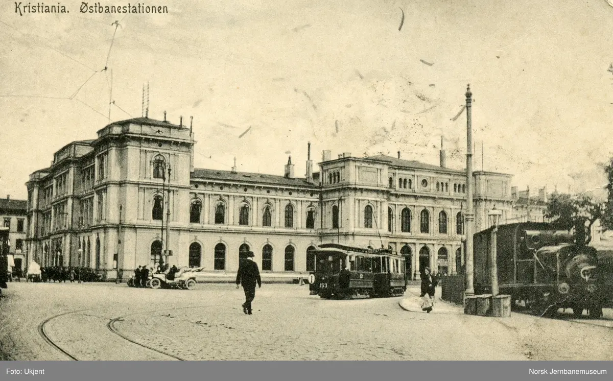 Oslo Østbanestasjon sett fra sjøsiden. NHJ damplokomotiv type D / NSB ...