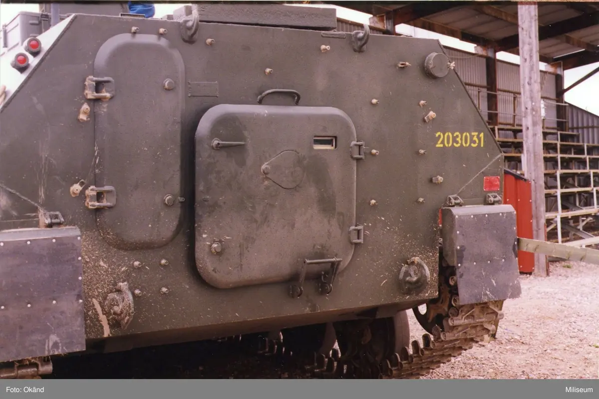 Baksidan av pbv 4020 (Pansarbandvang 4020) MTLB-U - Miliseum ...
