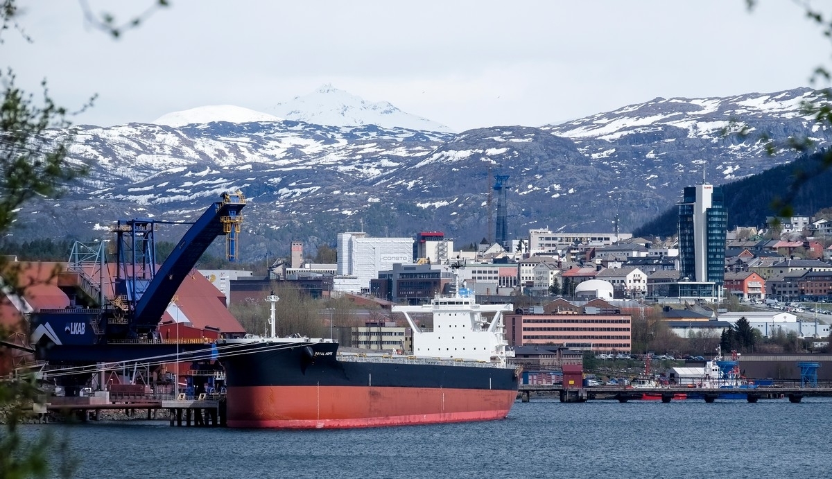 LKABs lasteanlegg i Narvik. Ved kai 7 (under testing) er Royal Hope ...