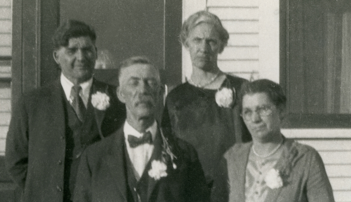 Amerikavilde frå 1928 under Halvor og Annie sitt sølvbryllup. Bak er ...