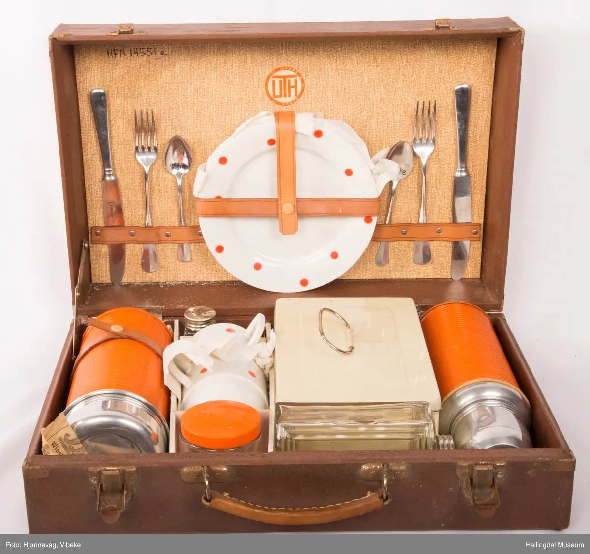 Picknikkoffert med innhold - Hallingdal Museum / DigitaltMuseum