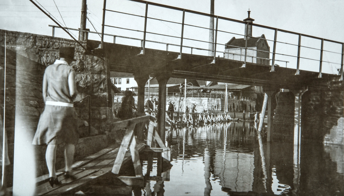 Mjøsflom 1927. Provisorisk gangbru, Storhamargata, Hamar Bryggeri ...