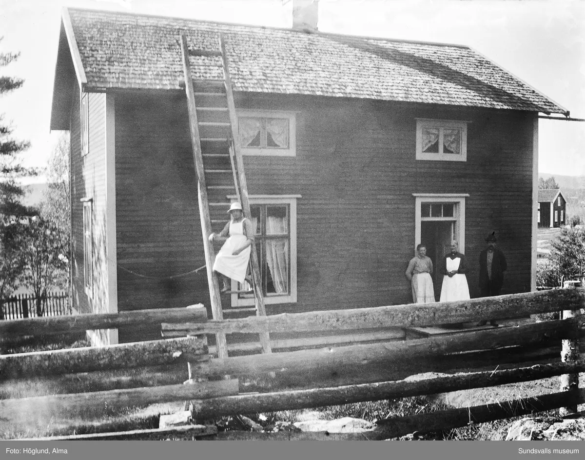 Julius Abrahamssons gård i Fanbyn. På bilderna syns Julius, hans mor ...