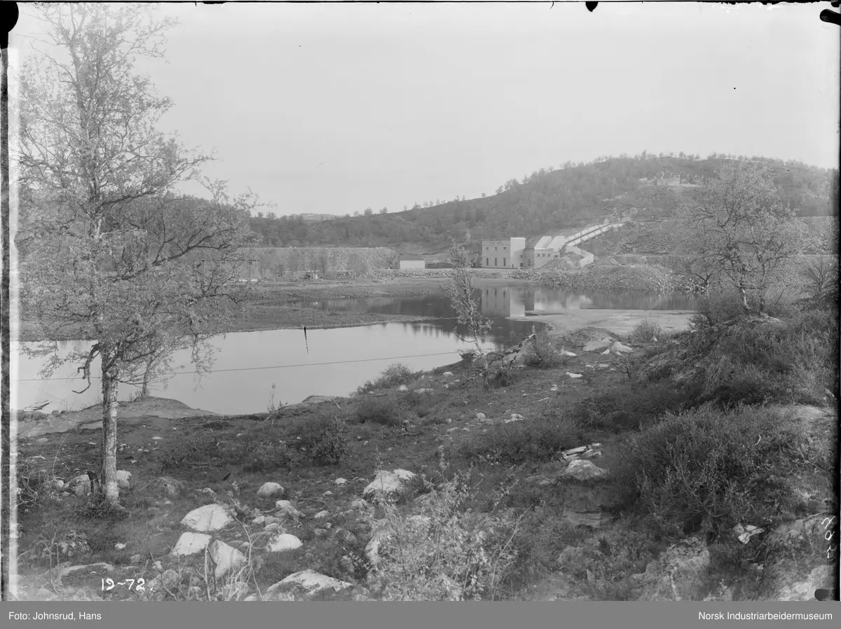 Frøystul kraftverk med rørgate og fordelingsbasseng. Vannet Skarfoss i ...