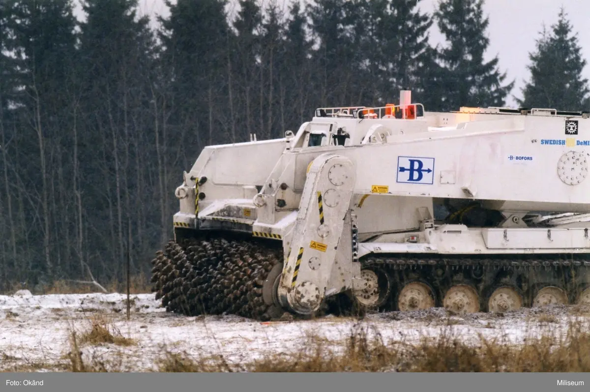 Minröjning. Föregångare/prototyp till Bofors MINE-GRUZZLER. Baserad på ...