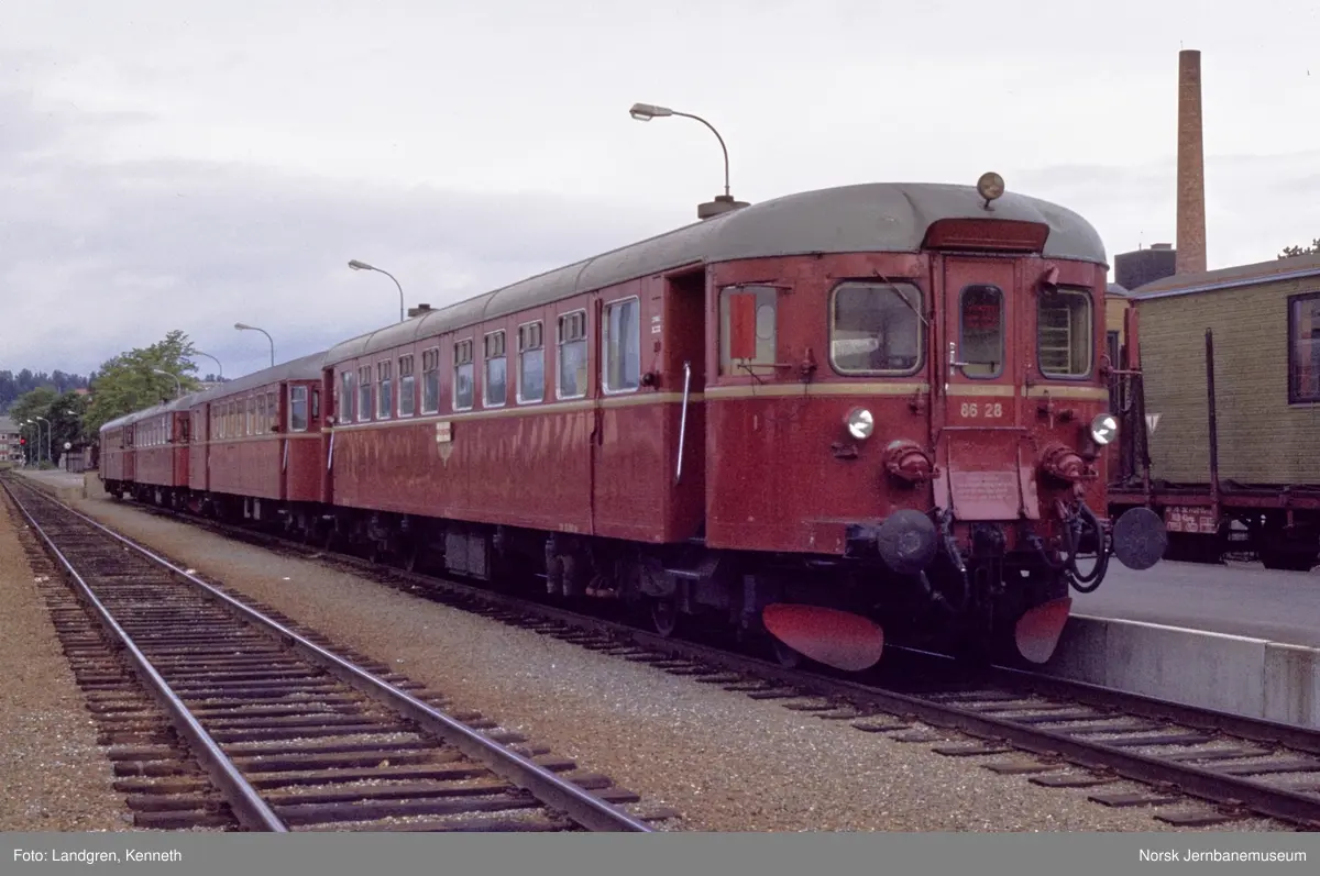 Dieselmotorvognsett type 86 med motorvogn BM 86 28 fremst, på Stjørdal ...