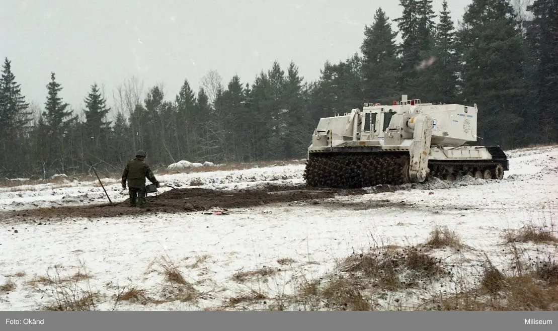 Minröjning. Föregångare/prototyp till Bofors MINE-GRUZZLER. Baserad på ...