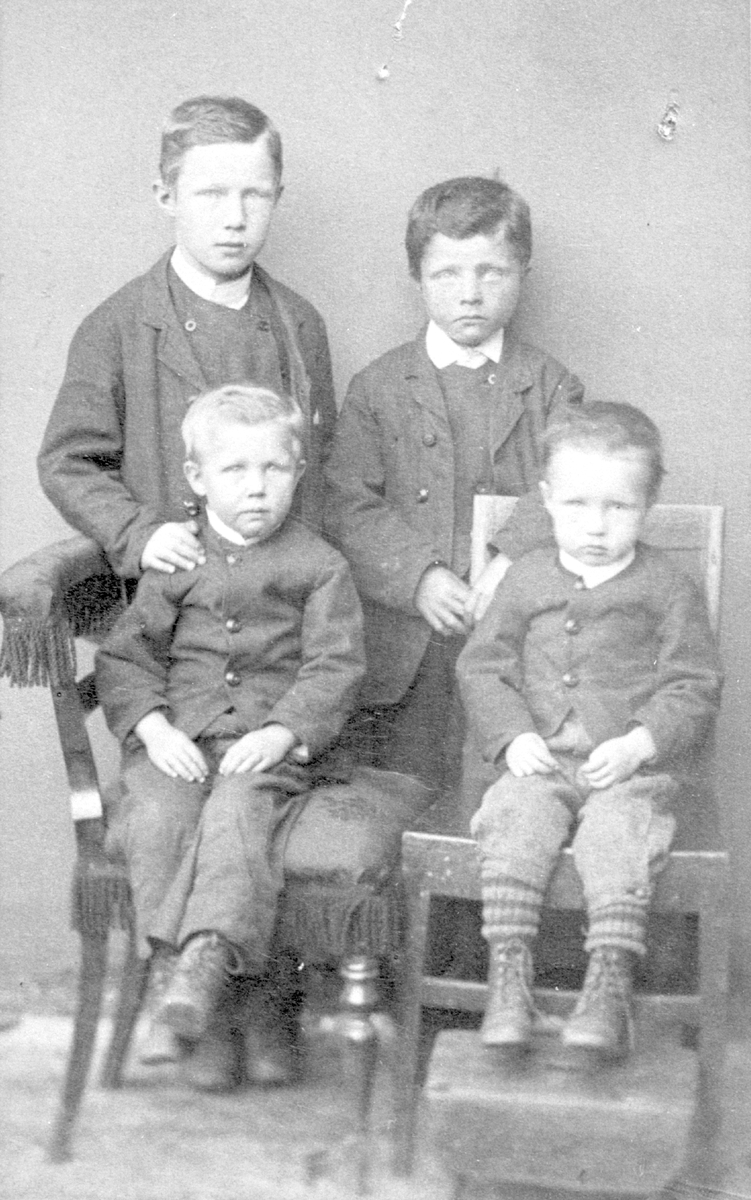 Borna til Guri Reien og Knut Berg - Valdres Folkemuseum / DigitaltMuseum