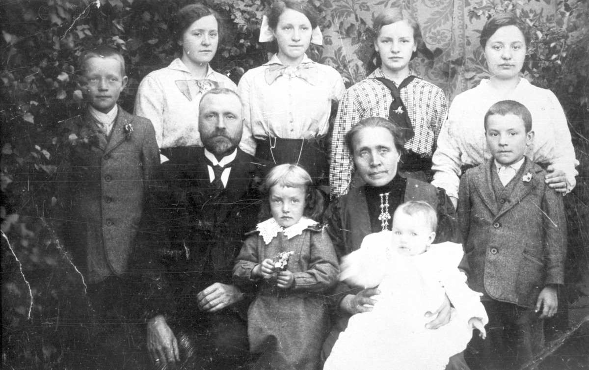 Nils Helgesen Leine med familie - Valdres Folkemuseum / DigitaltMuseum