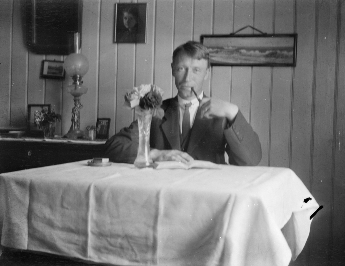 Anton Skotte med pipe og ei bok - Maihaugen / DigitaltMuseum