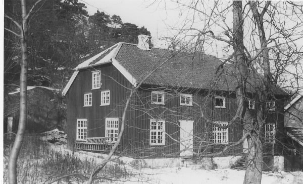 "Trädgårdsmästarns, Särö". Stor träbyggnad med småspröjsade fönster och ...