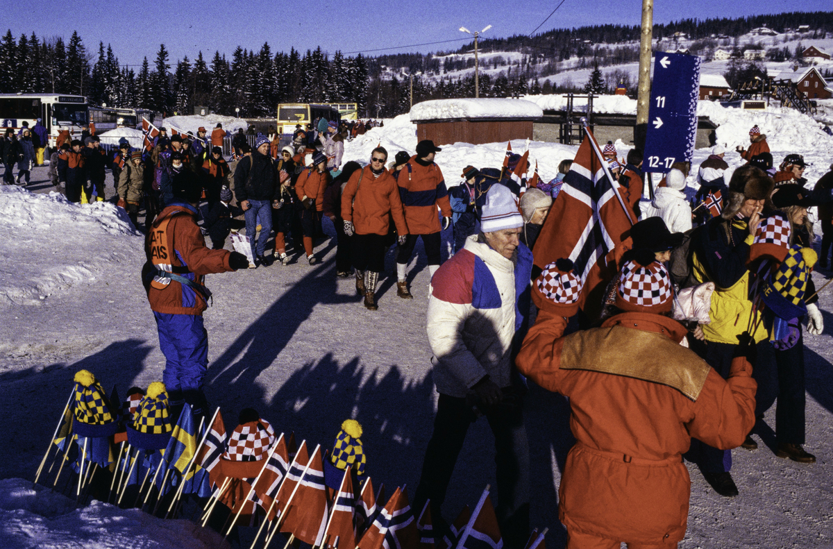 Lillehammer under OL 1994. Birkebeineren skistadion. Publikum. Busser ...