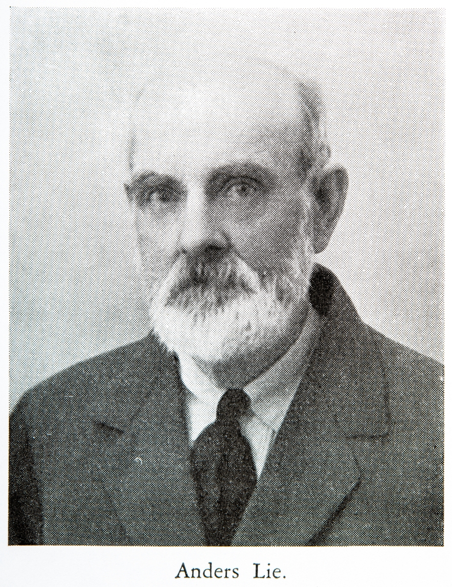 Portrett: Anders Lie (1863-1940) han jobbet som kjelsmed på Aadals Brug ...