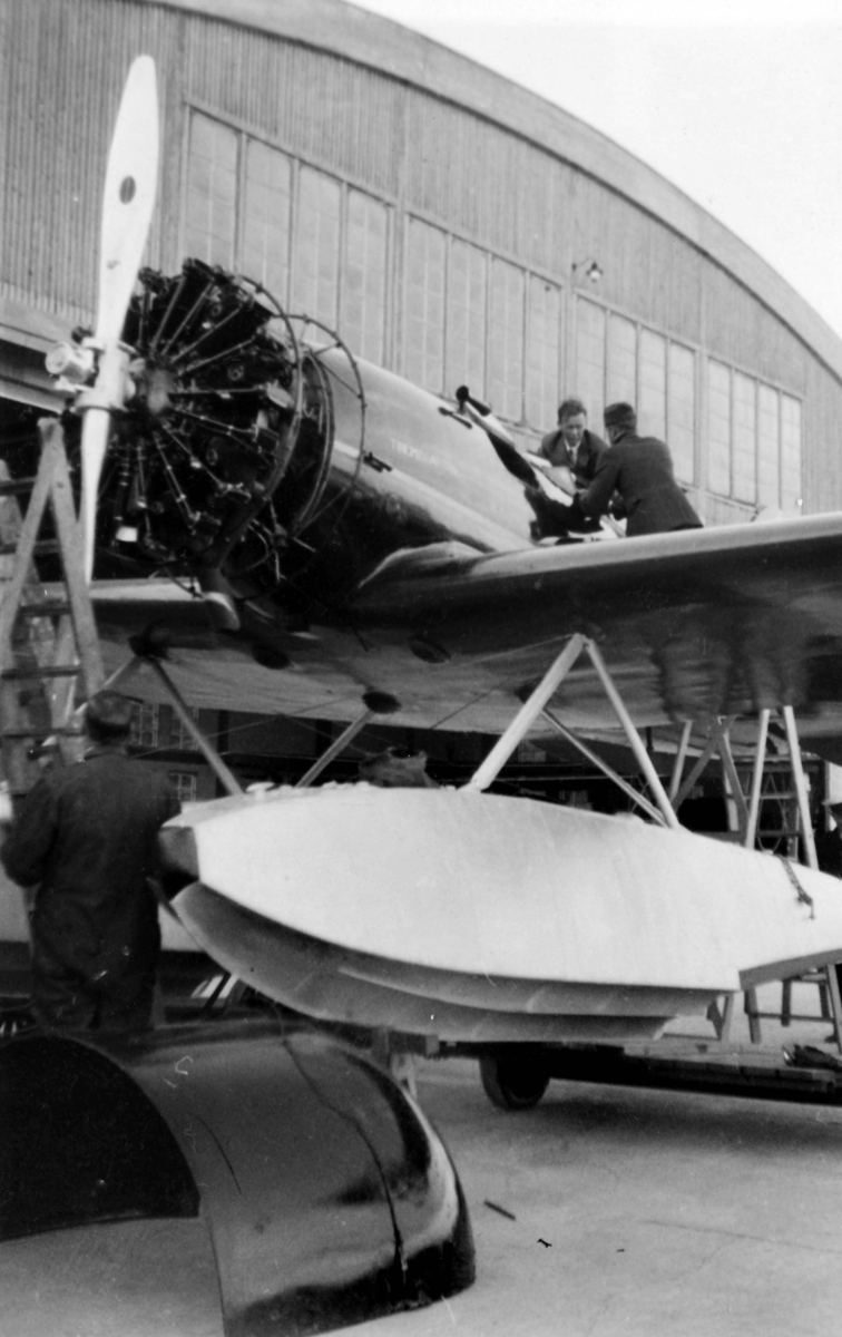 Service av flygplan Lockheed 8 Sirius ''Tingmissartoq' framför hangar ...